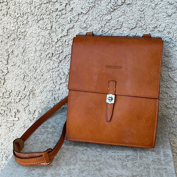 Dooney & Bourke | Bags | Vintage Dooney Bourke Saddle Messenger Bag ...